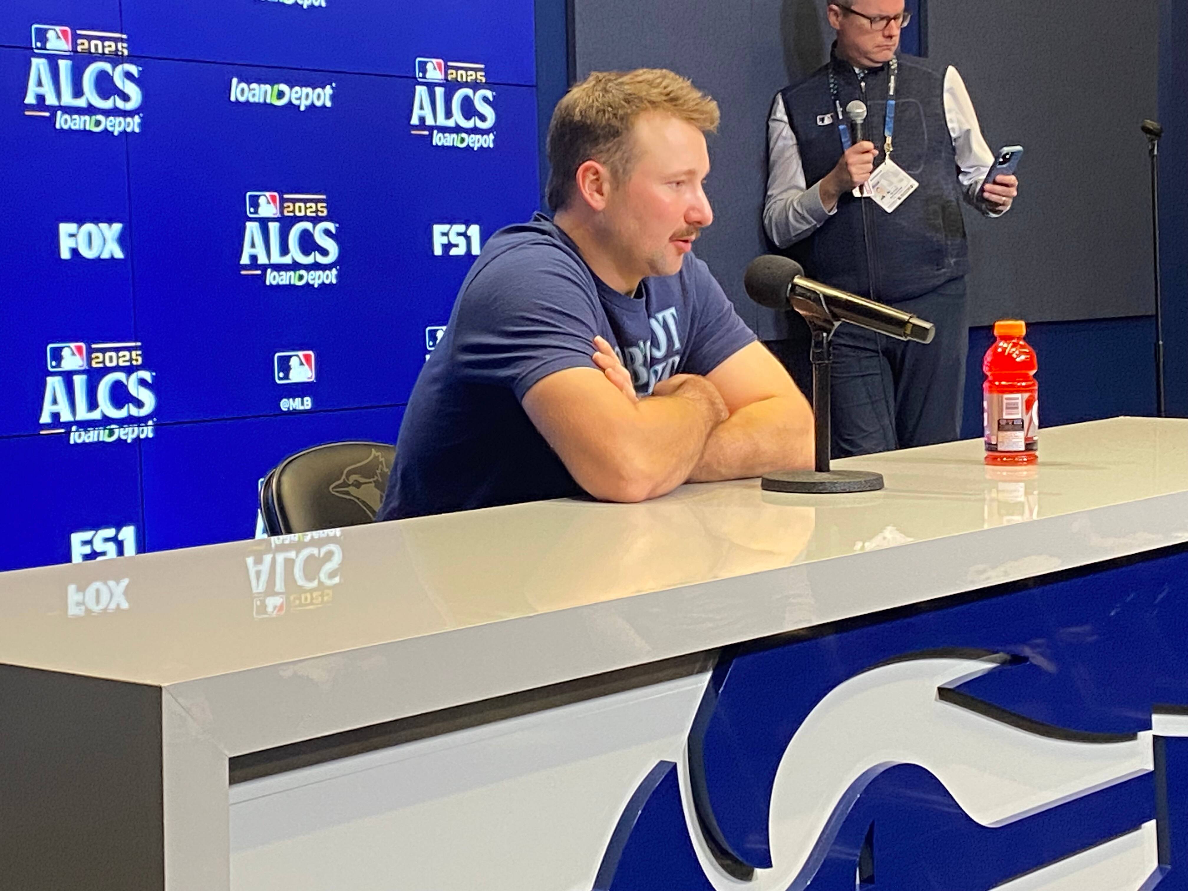 Cal Raleigh: un jeune Pierre-François Legendre, mais avec une moustache ...