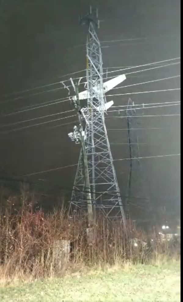 [EN VIDÉO] an airplane gets tangled in electrical wires – Archyde