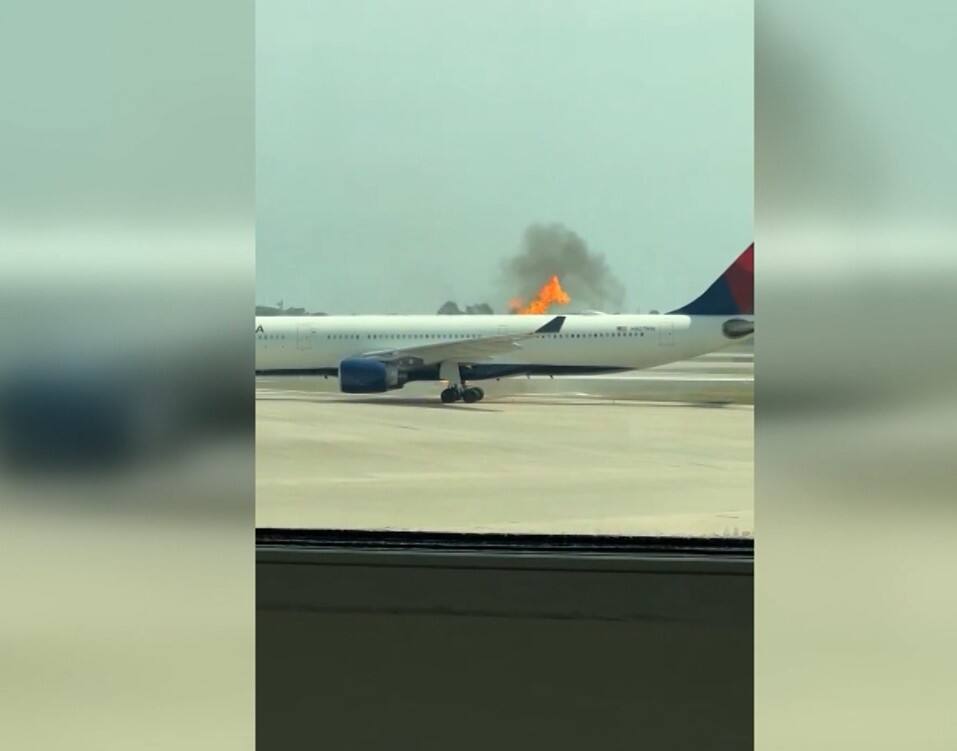 EN VIDÉO | Le moteur d’un avion prend feu: des passagers évacués sur le ...