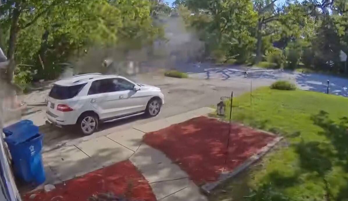 EN VIDÉO | Un camion explose dans un quartier en Illinois et endommage ...