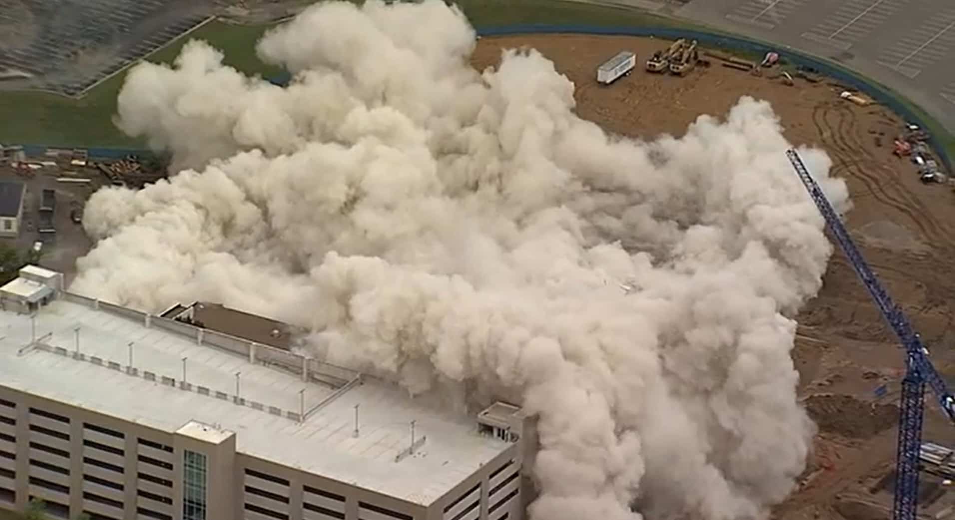 EN VIDÉO | Un hôtel vieux de 40 ans démoli par implosion au Texas | TVA ...
