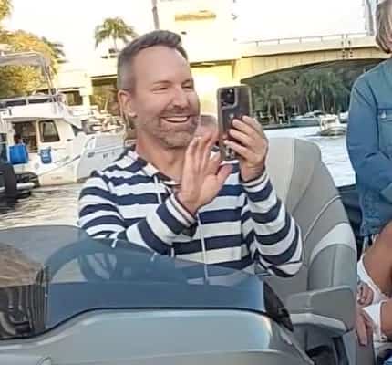 Une nouvelle vidéo d'Éric Salvail qui conduit un bateau circule sur le ...