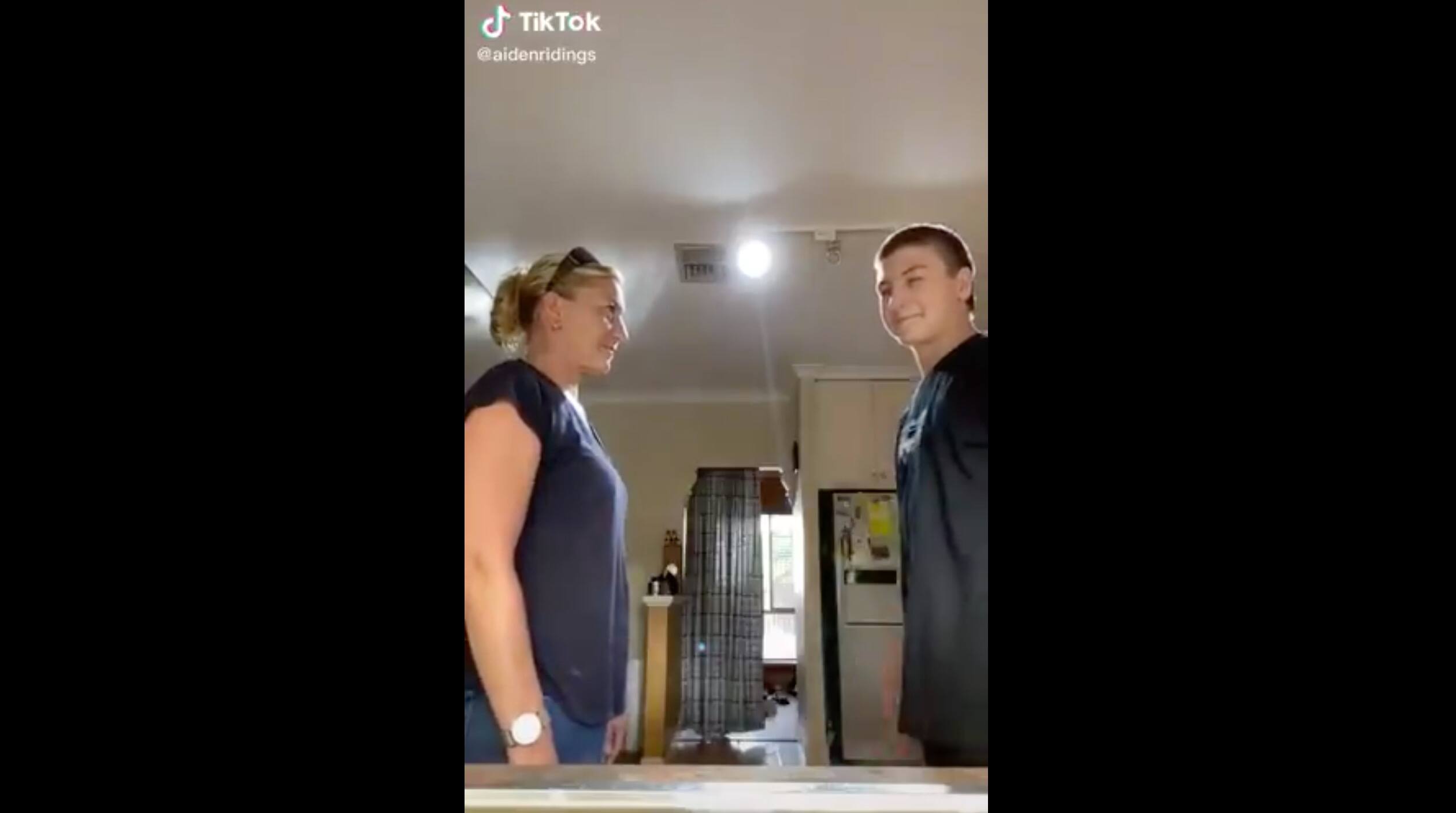 Un garçon donne des claques sur les seins de sa mère pour un défi ...