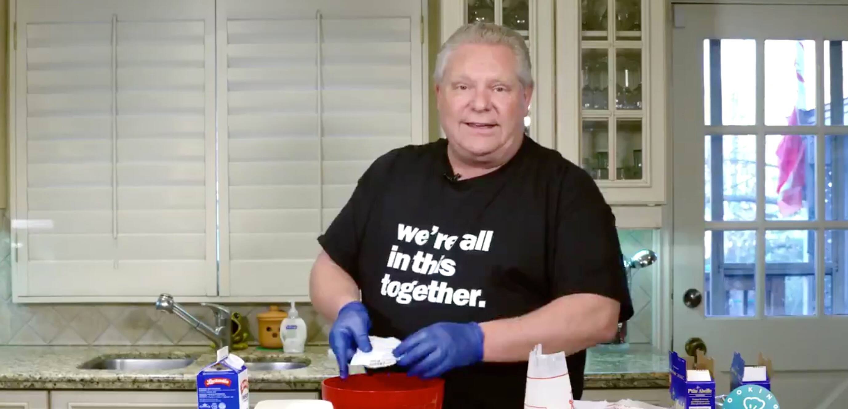 Pour réchauffer le moral des confinés, Doug Ford se met au «cheese-cake ...