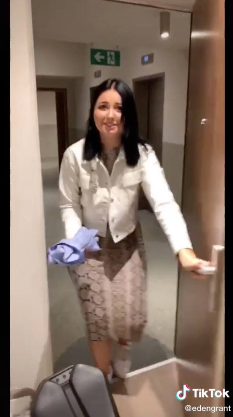 Elle ramasse son caca parce que la toilette de l’immeuble de son copain ...