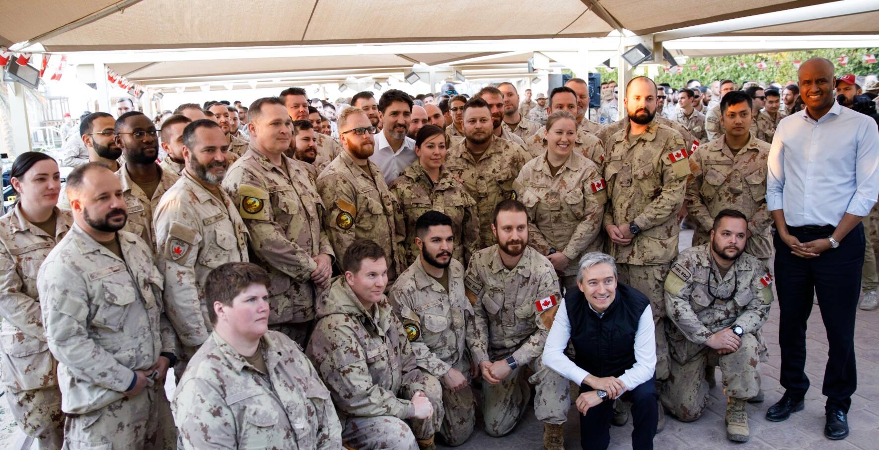 Justin Trudeau rend visite aux militaires canadiens déplacés au Koweït ...