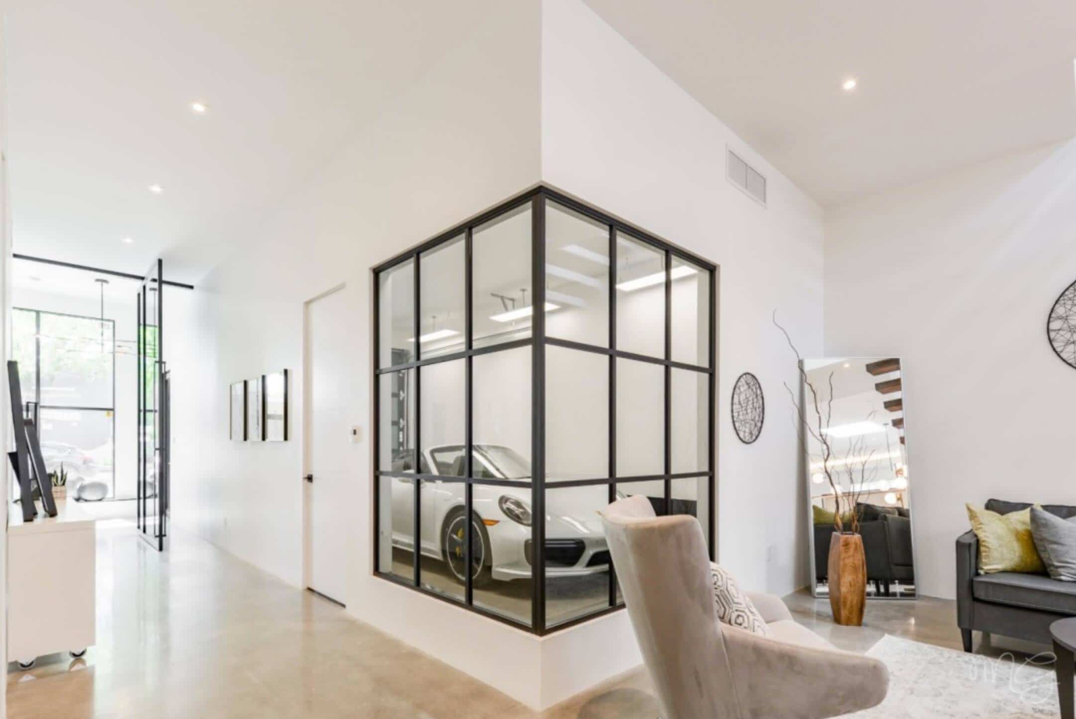 Une maison au design épuré avec vue sur un garage vitré | Clin d'œil