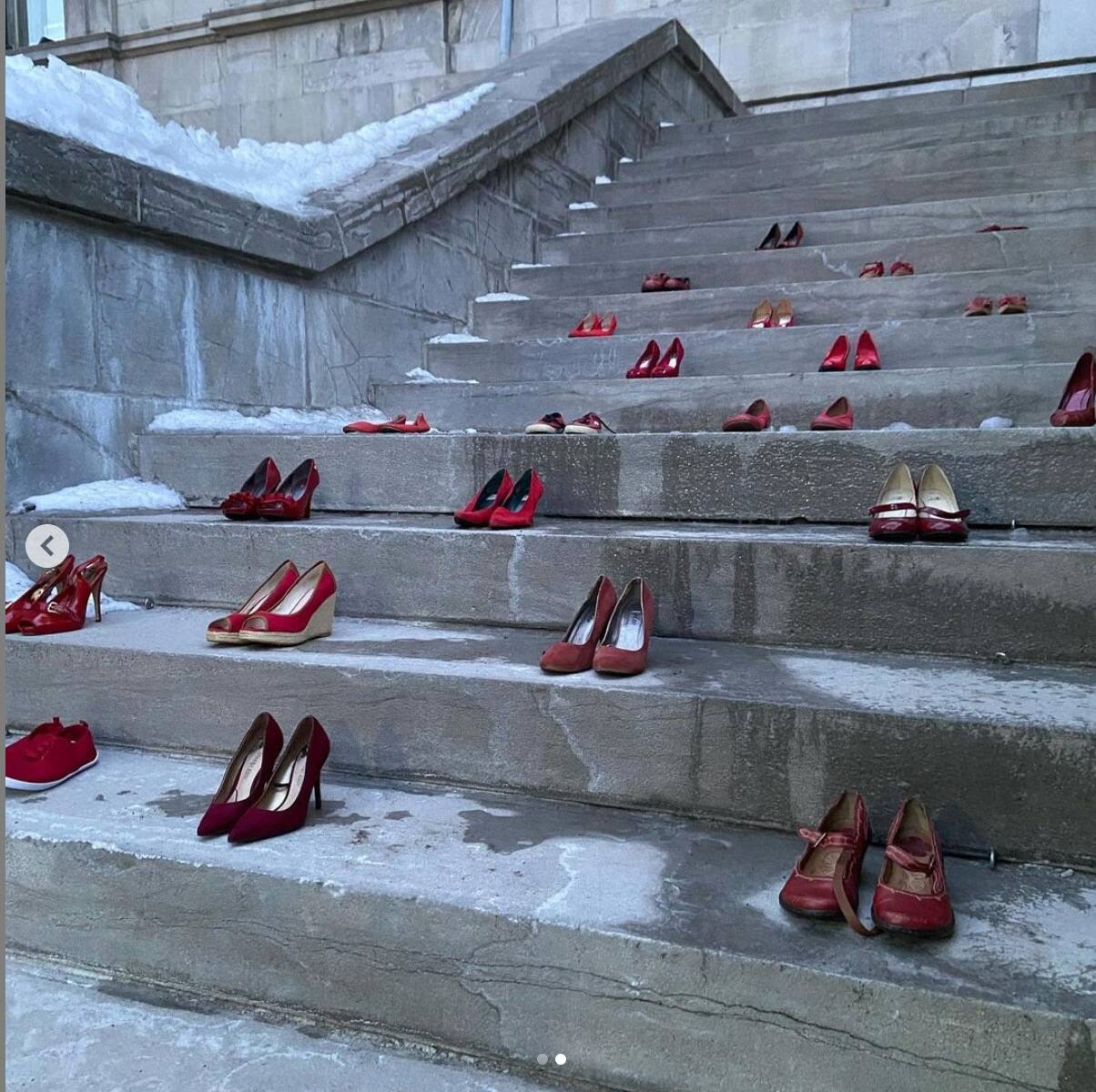 Des chaussures devant l'hôtel de ville de Montréal pour souligner la ...