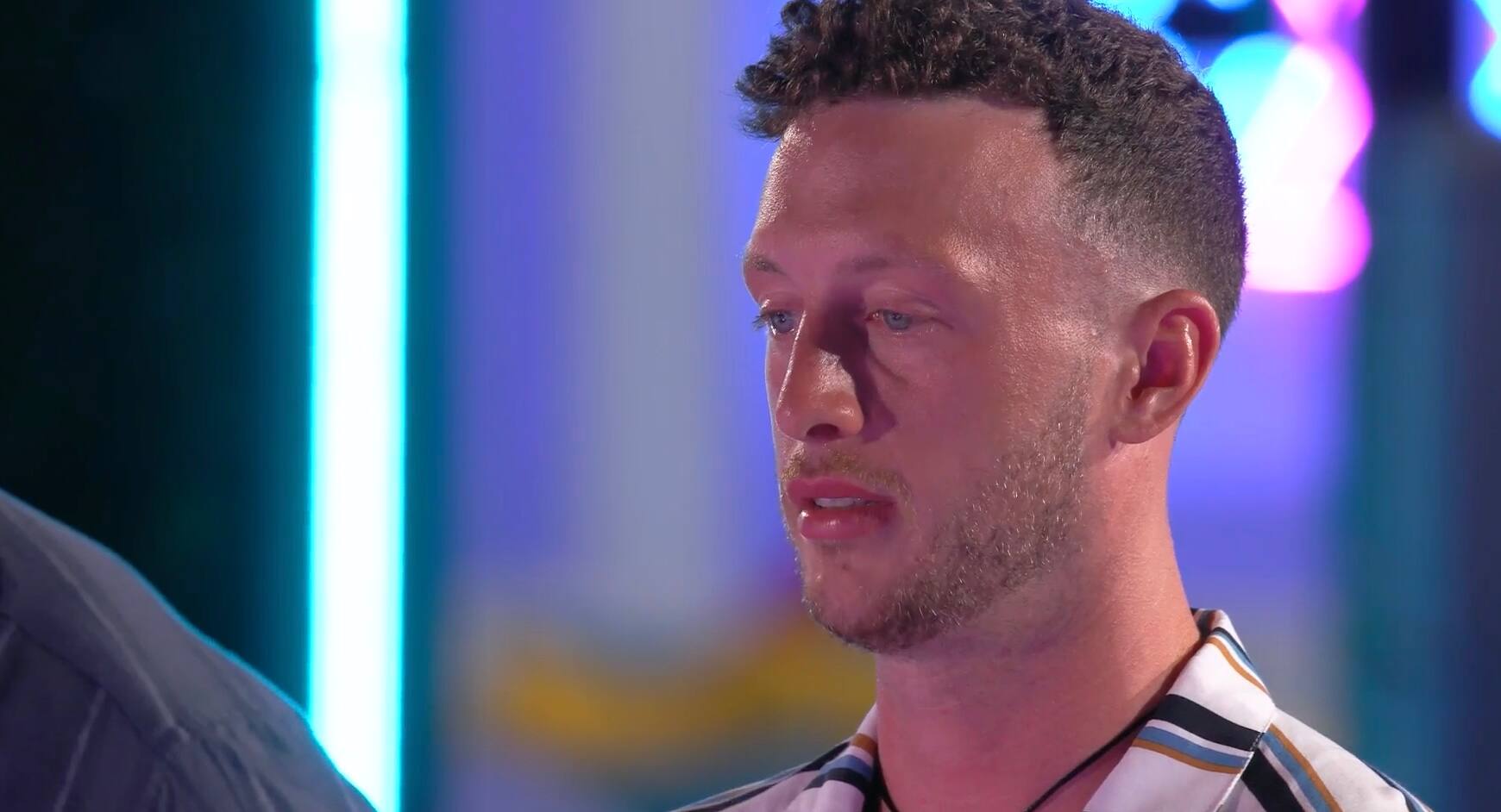 L'île de l’amour traite enfin de l'internet gate, Kharl se fait coincer ...