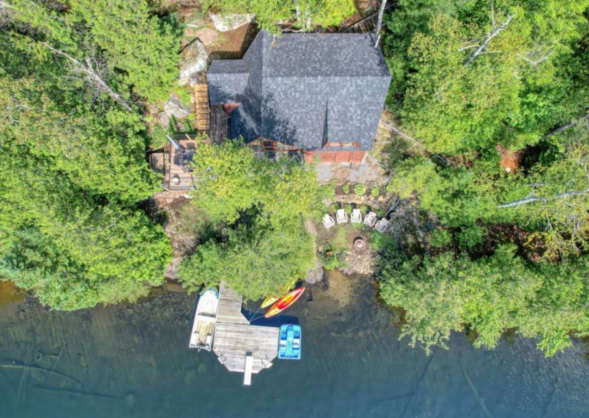 Un chalet en A sur le bord d’un lac à vendre pour 349 000$ à Sainte ...