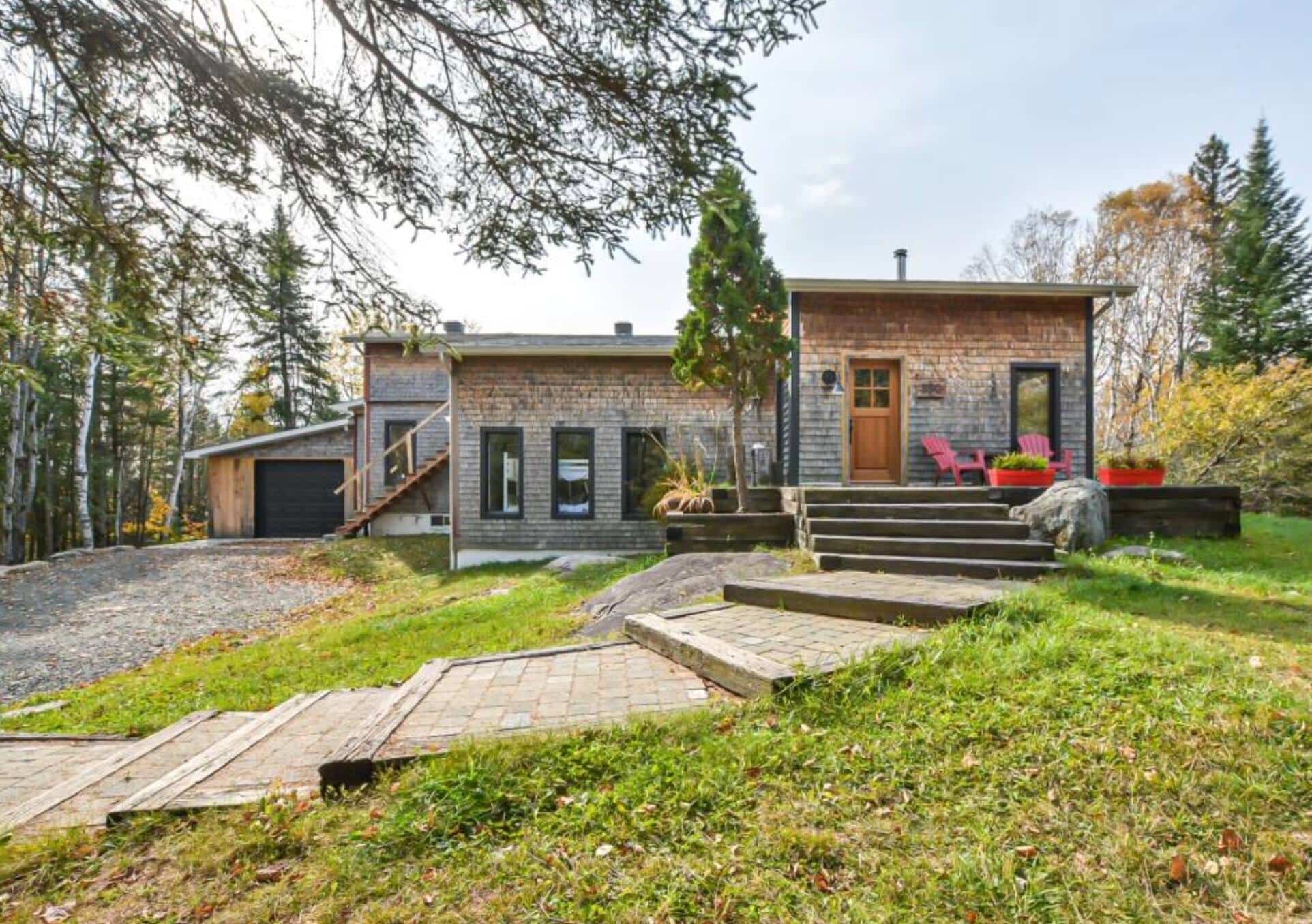 Morin-Heights: maison unique et rustique sur un magnifique terrain de presque 2 acres | JDQ