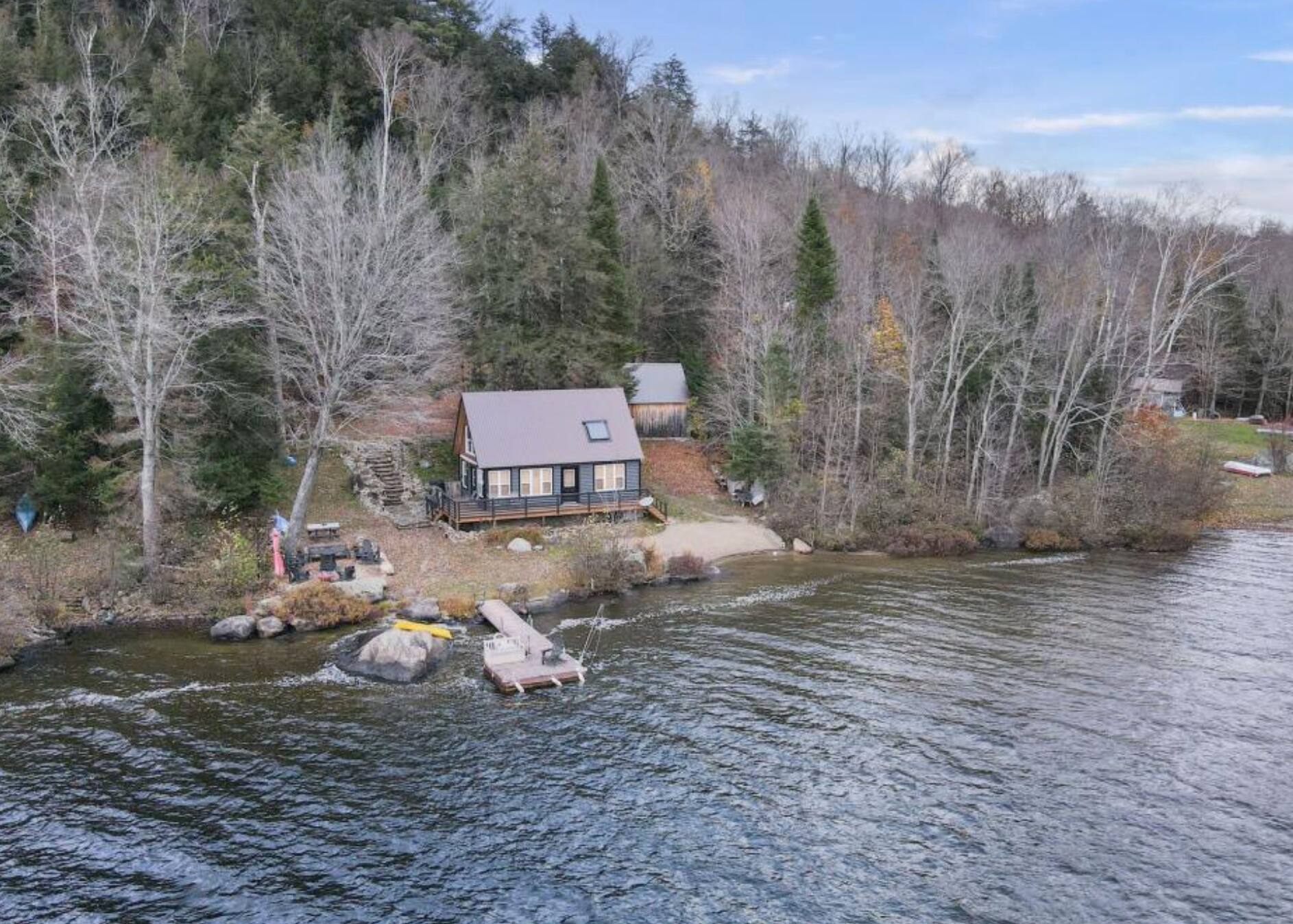 Un mystérieux chalet sur le bord d’un lac à Duhamel à vendre pour 549 ...