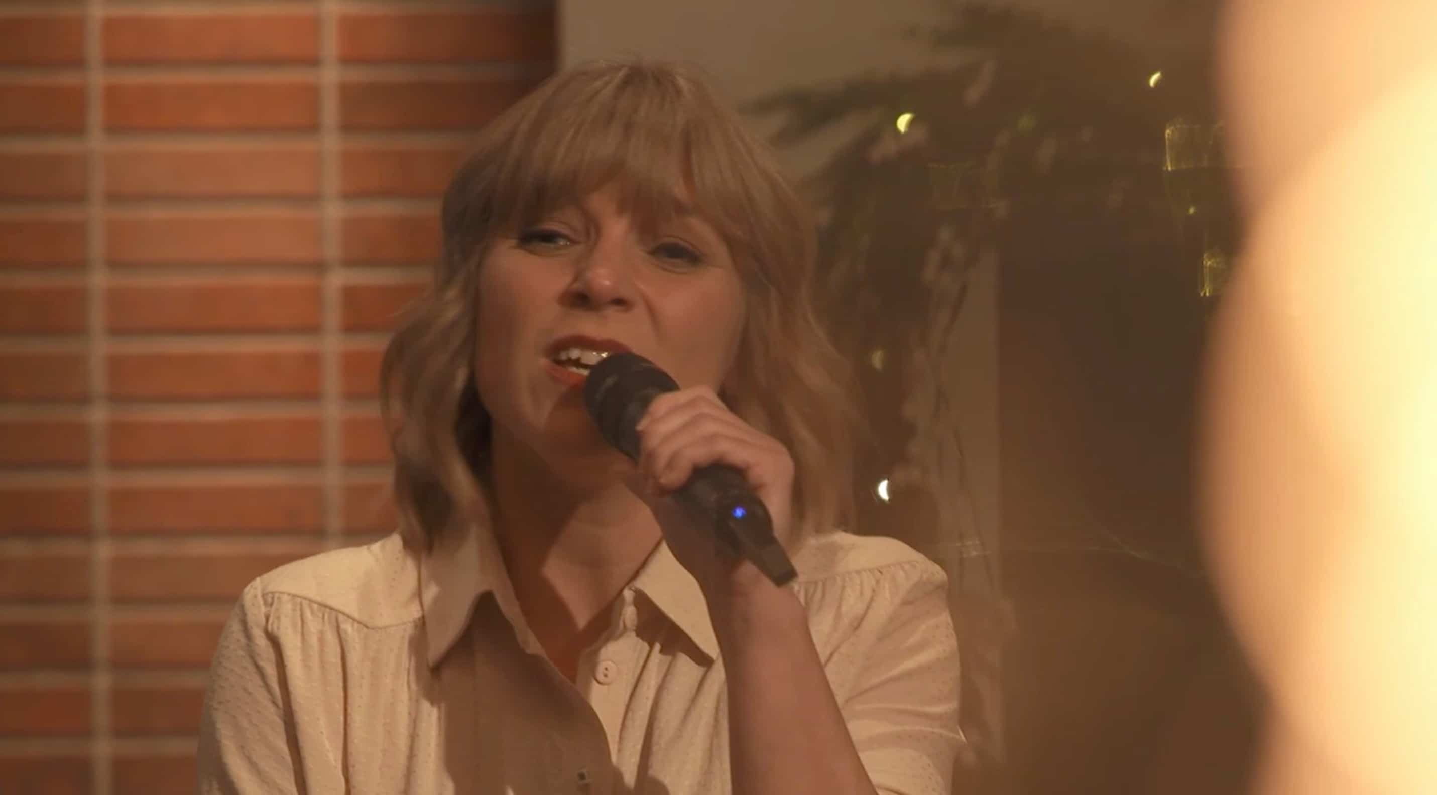 Véronique Claveau interprète une chanson bien spéciale à La Tour et ...