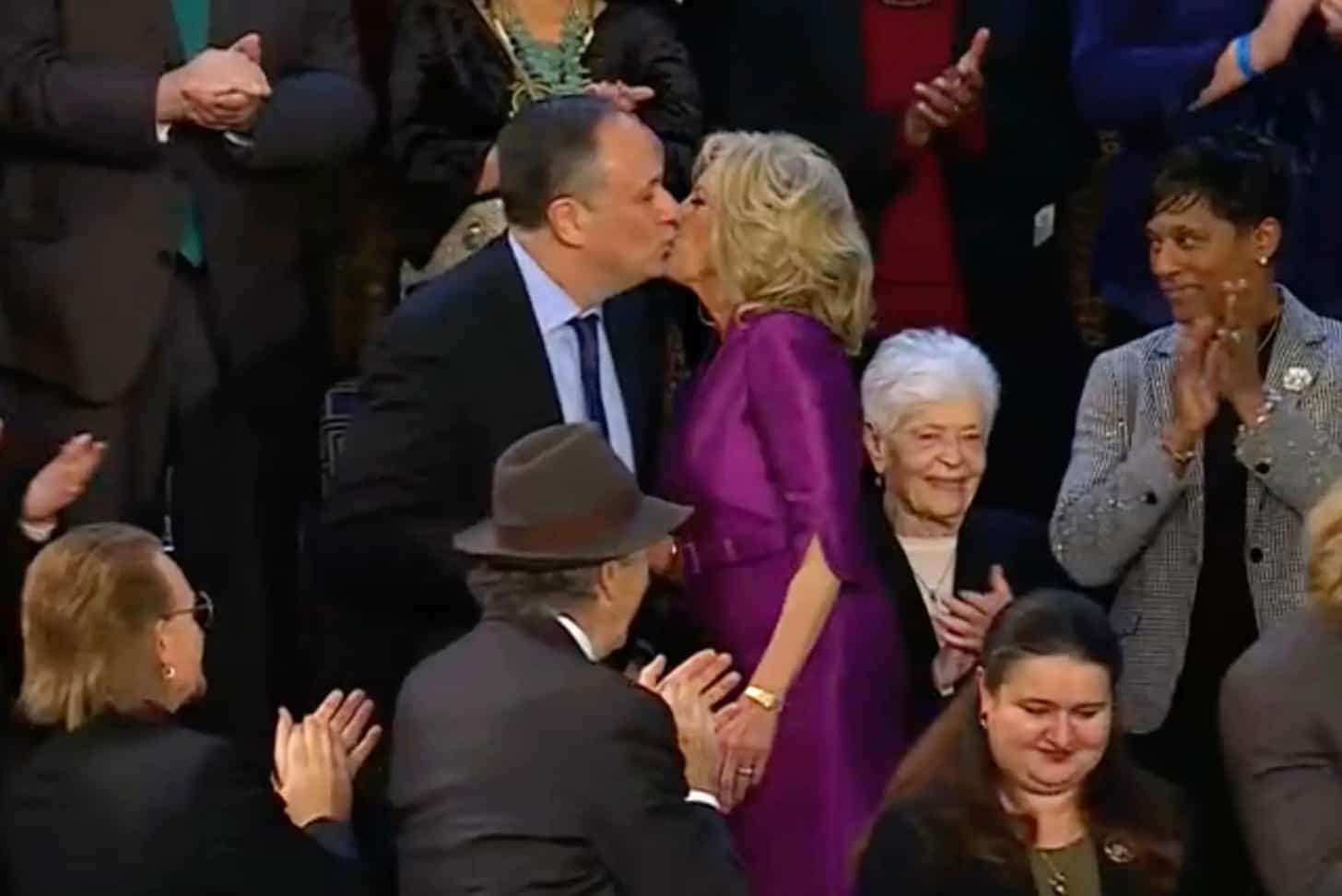 Le baiser de Jill Biden et de l’époux de Kamala Harris devient viral ...