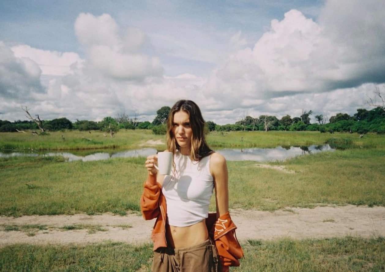 Charlotte Cardin pose seins nus lors d'un voyage en Afrique | 24 heures