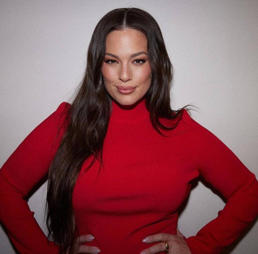 Ashley Graham prend la pose vêtue d’un sac à main seulement | QUB | QUB ...