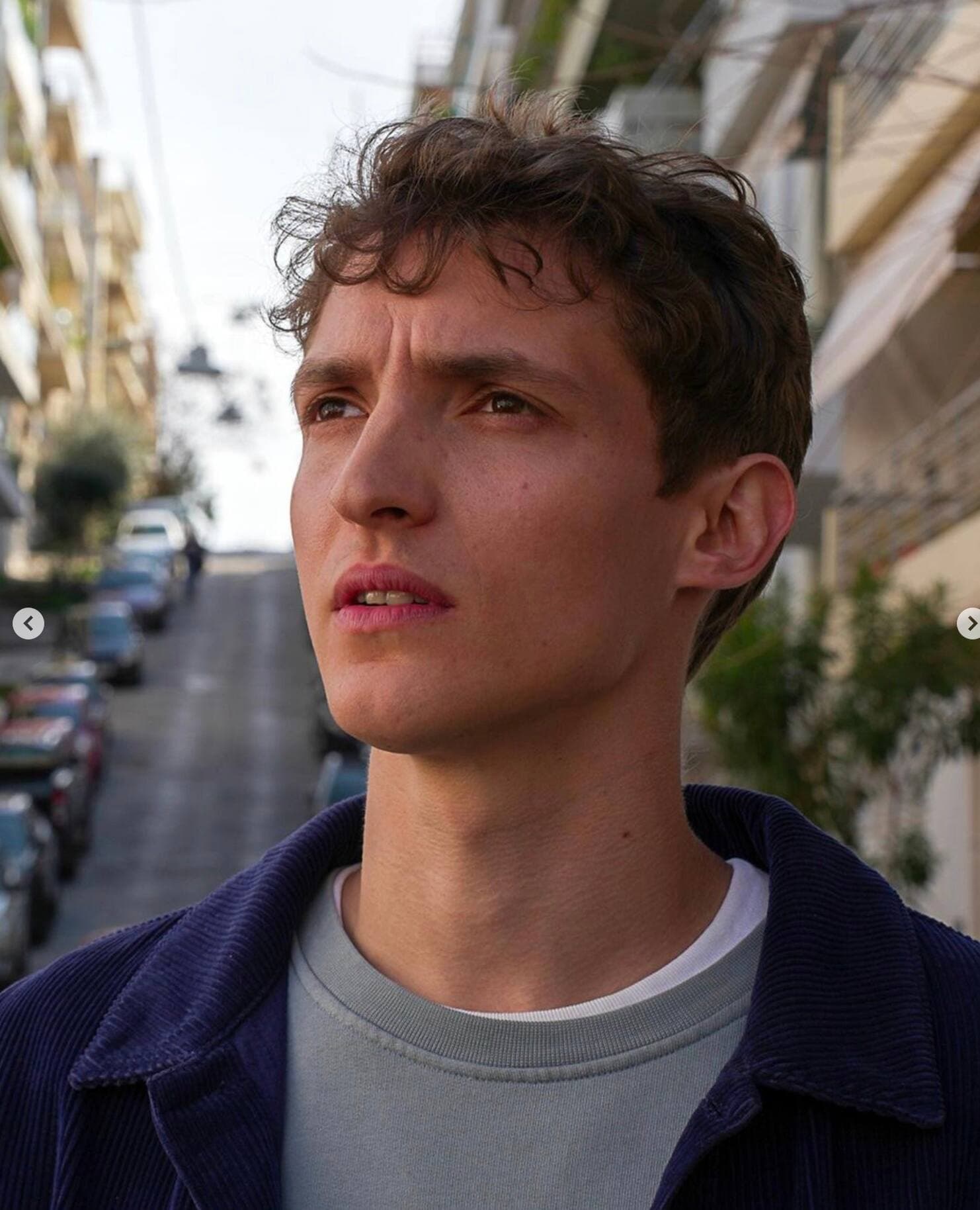 Le comédien Aliocha Schneider souligne la sortie de la série faisant ...