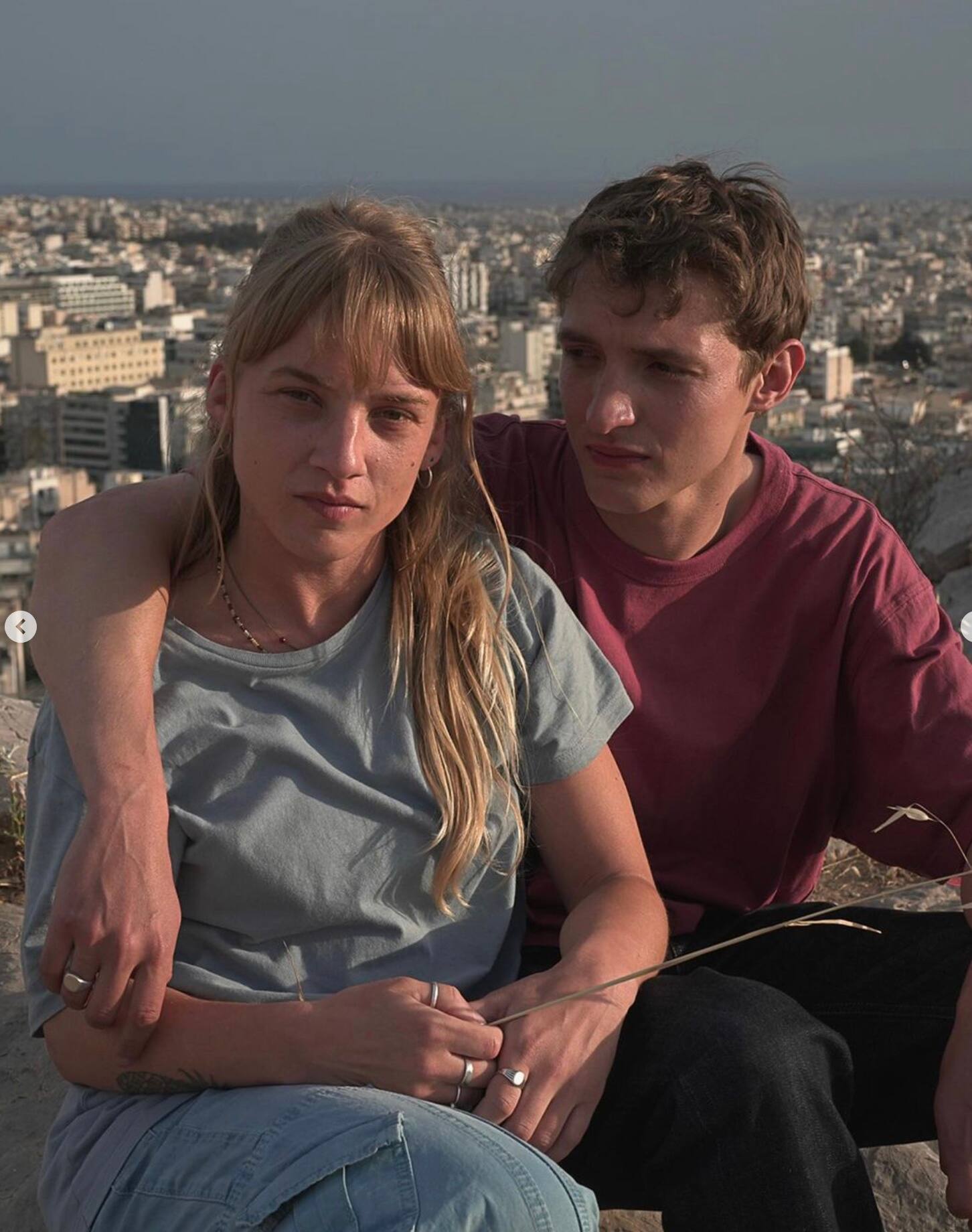 Le comédien Aliocha Schneider souligne la sortie de la série faisant ...