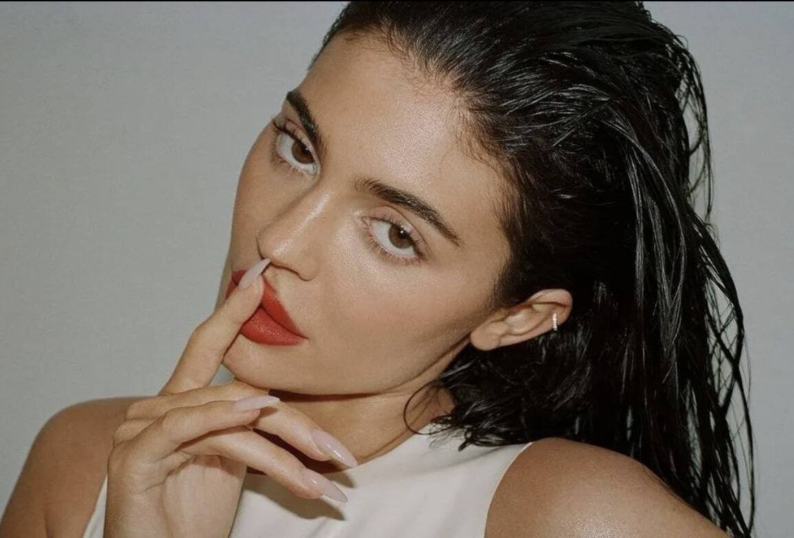 L’influenceuse Izzi Poopi pose en petite nuisette transparente | 24 heures