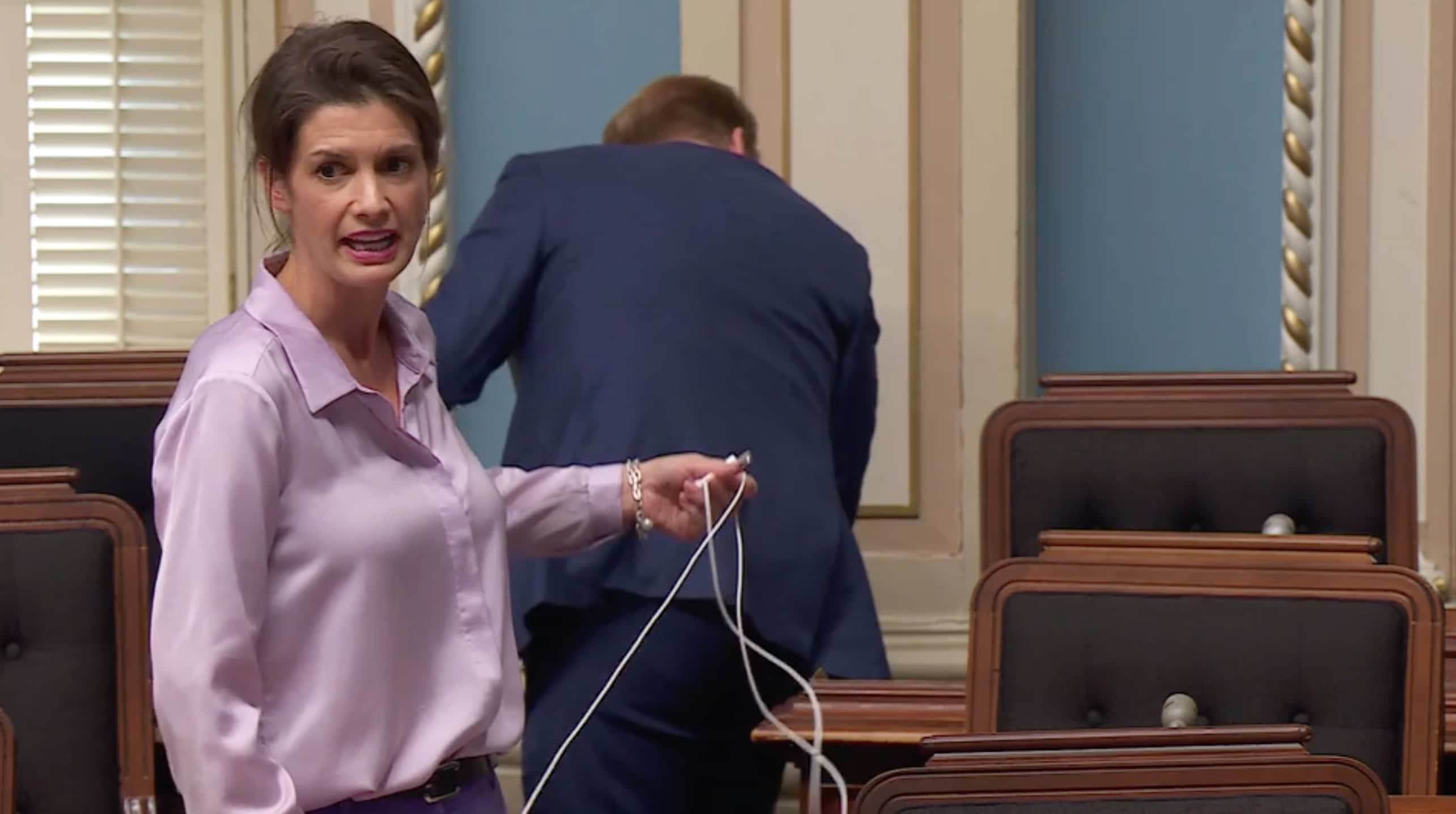 [À VOIR] Le député de Chapleau vole au secours de Geneviève Guilbault ...