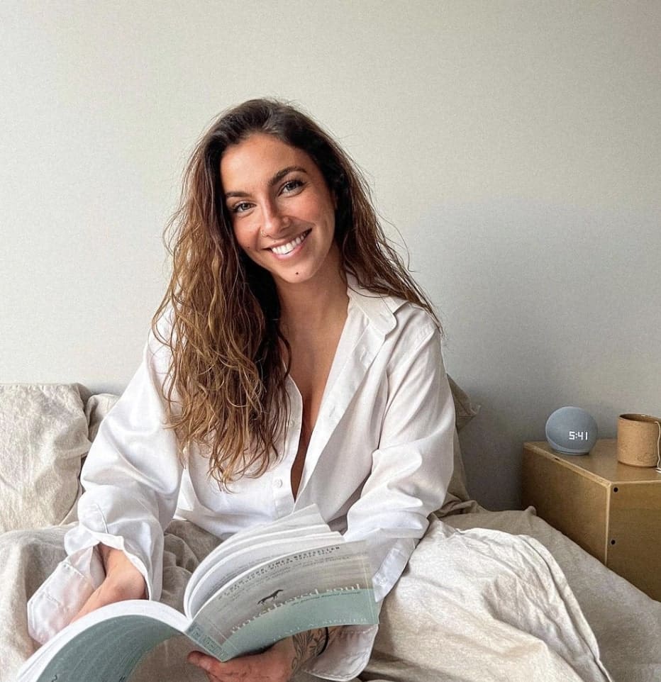 Rafaëlle Roy est à couper le souffle dans une robe rouge au décolleté ...