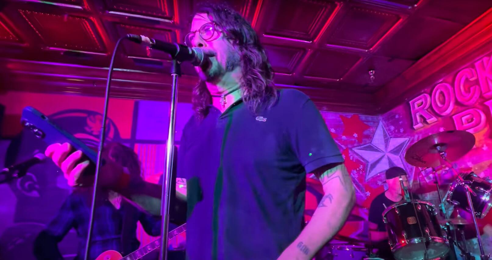 Dave Grohl reprend les Rolling Stones et Queen avec Chevy Metal, le ...