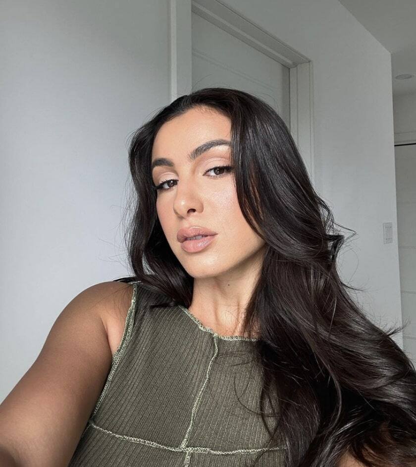 L'influenceuse Rym Nebbak est WOW dans une robe à fente risquée au ...