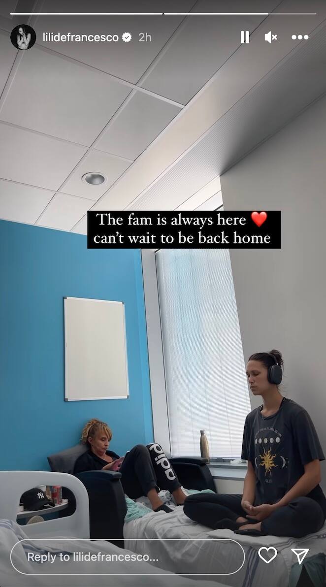 Lili-Ann De Francesco de La Voix est hospitalisée depuis plusieurs jours | 7 Jours