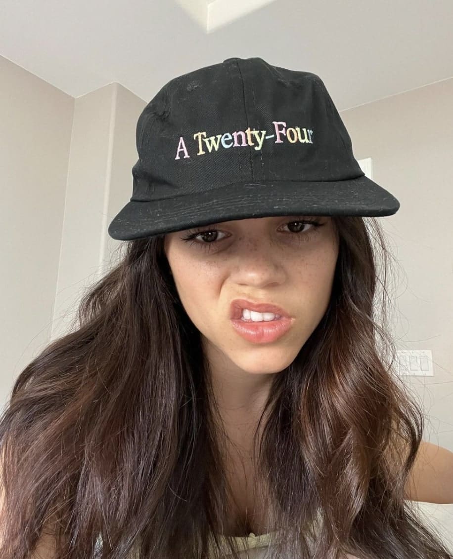 Jenna Ortega dément être en couple avec cet acteur célèbre de 40 ans ...