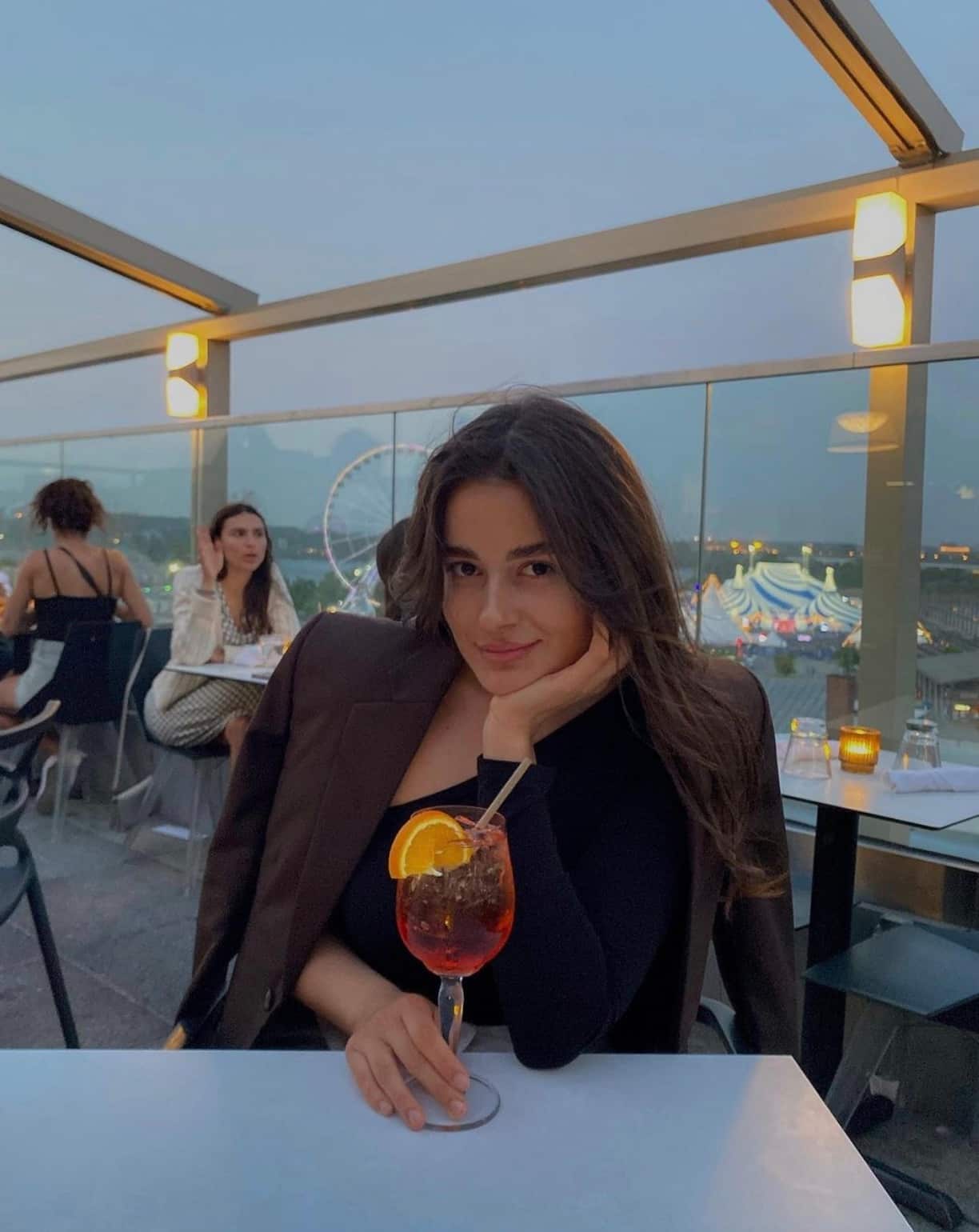 Un cocktail avec le visage de Drake servi dans ce bar de Montréal | 24 ...