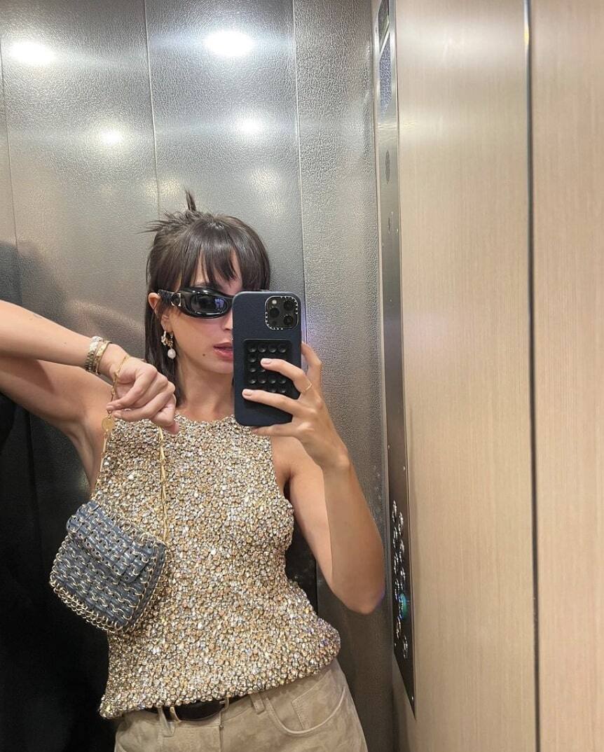 L'influenceuse Izzi Poopi flashe ses abdos à travers une robe à ...