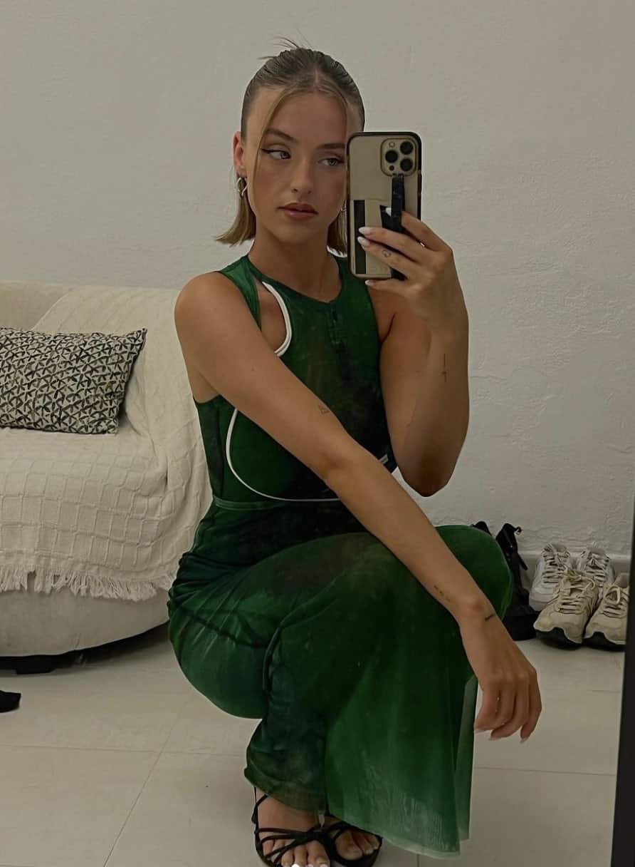 L’influenceuse Izzi Poopi couvre sa poitrine d’une plume... et rien d ...