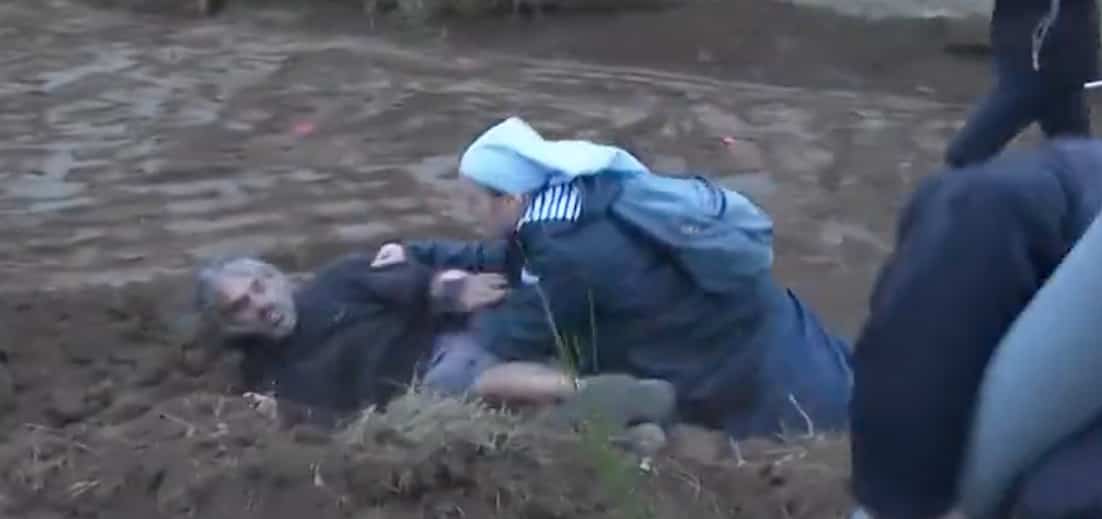 Une Religieuse Court Et Plaque Un Militant écologiste En France Tva