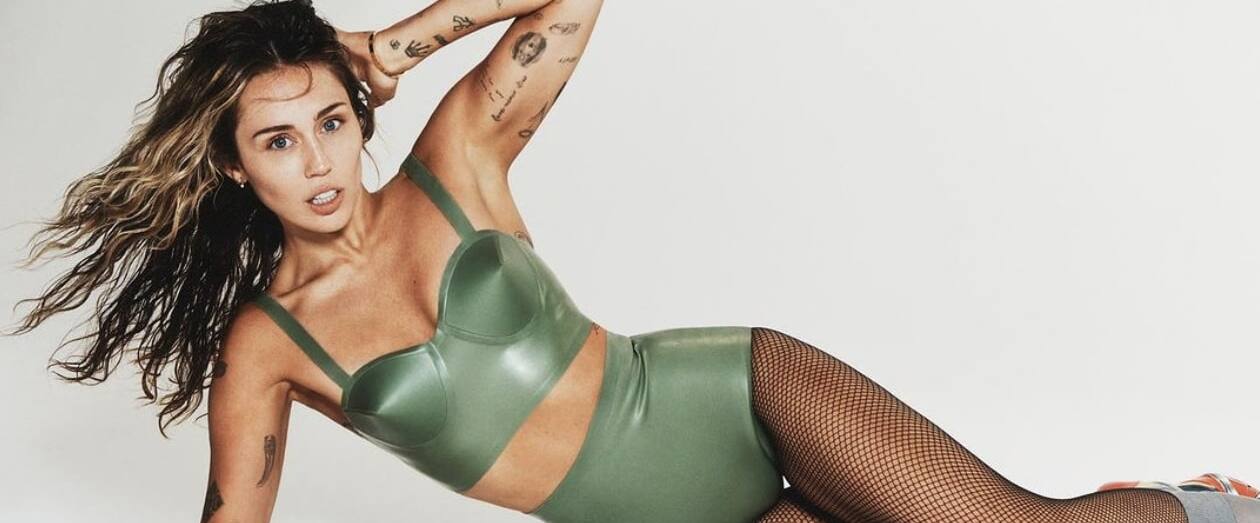 Miley Cyrus ahurissante dans une robe bustier moulante noire pour son ... Miley Cyrus ahurissante dans une robe bustier moulante noire pour son ...