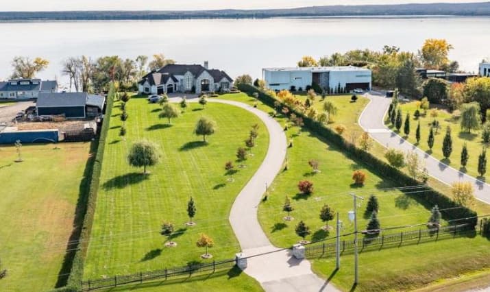 Ils s’offrent une villa sur les rives du lac des Deux-Montagnes | JDM