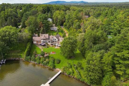 Ils achètent pour 4,6 M$ sur les rives du lac Brome | TVA Nouvelles