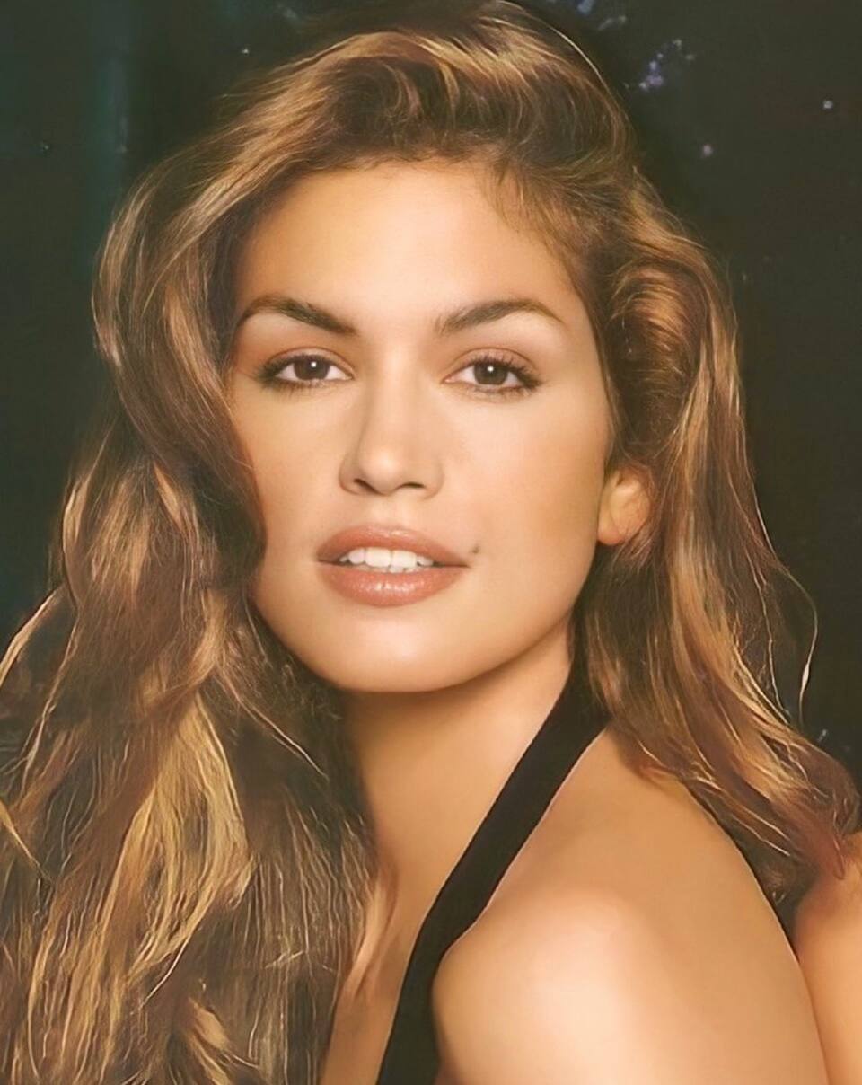 Cindy Crawford sublime vêtue uniquement d’un simple petit drap blanc | QUB | QUB info