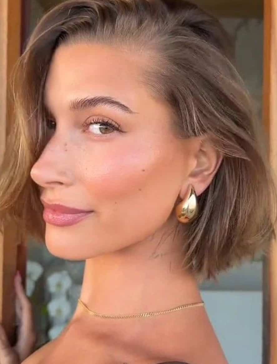 Voici les boucles d’oreilles préférées d’Hailey Bieber à seulement 10$ | Clin d'œil