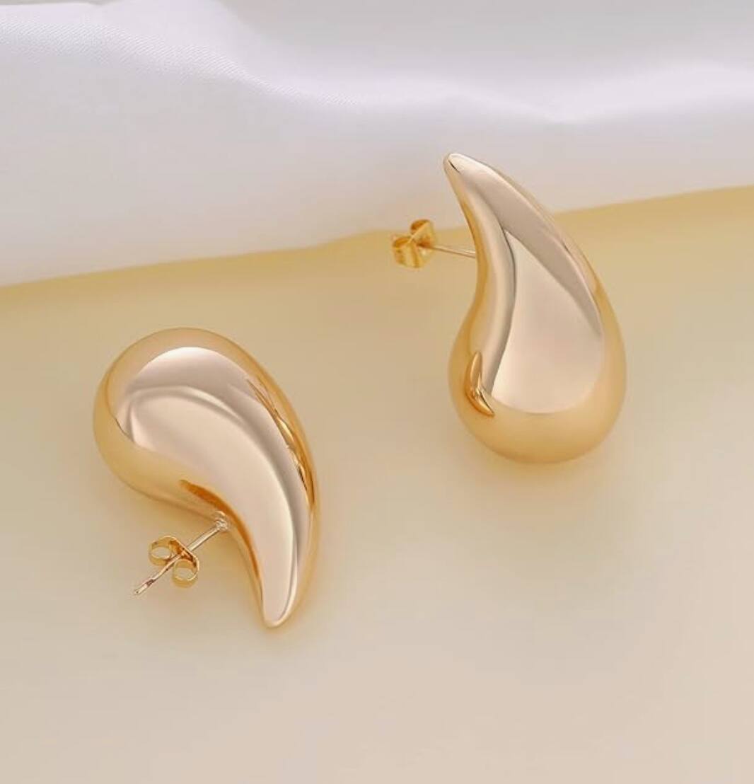 Voici les boucles d’oreilles préférées d’Hailey Bieber à seulement 10$ | Clin d'œil