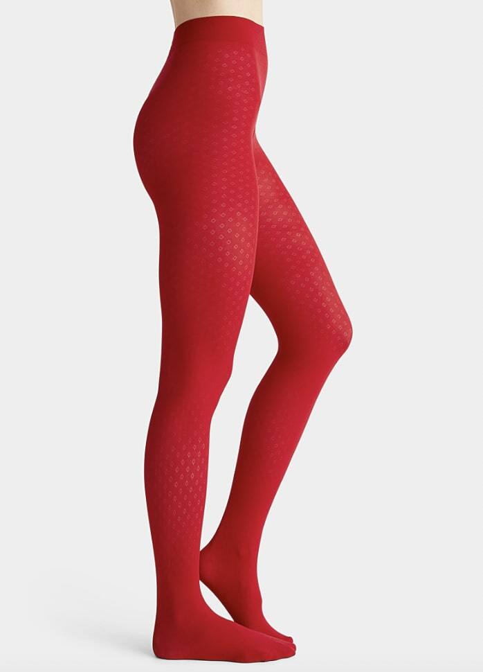 Voici LA couleur étonnante de collants à avoir dans ses tiroirs aux ...