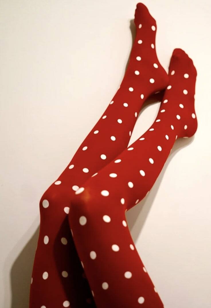 Voici LA couleur étonnante de collants à avoir dans ses tiroirs aux ...