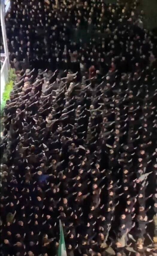 Des centaines de personnes font des saluts fascistes en pleine rue ...