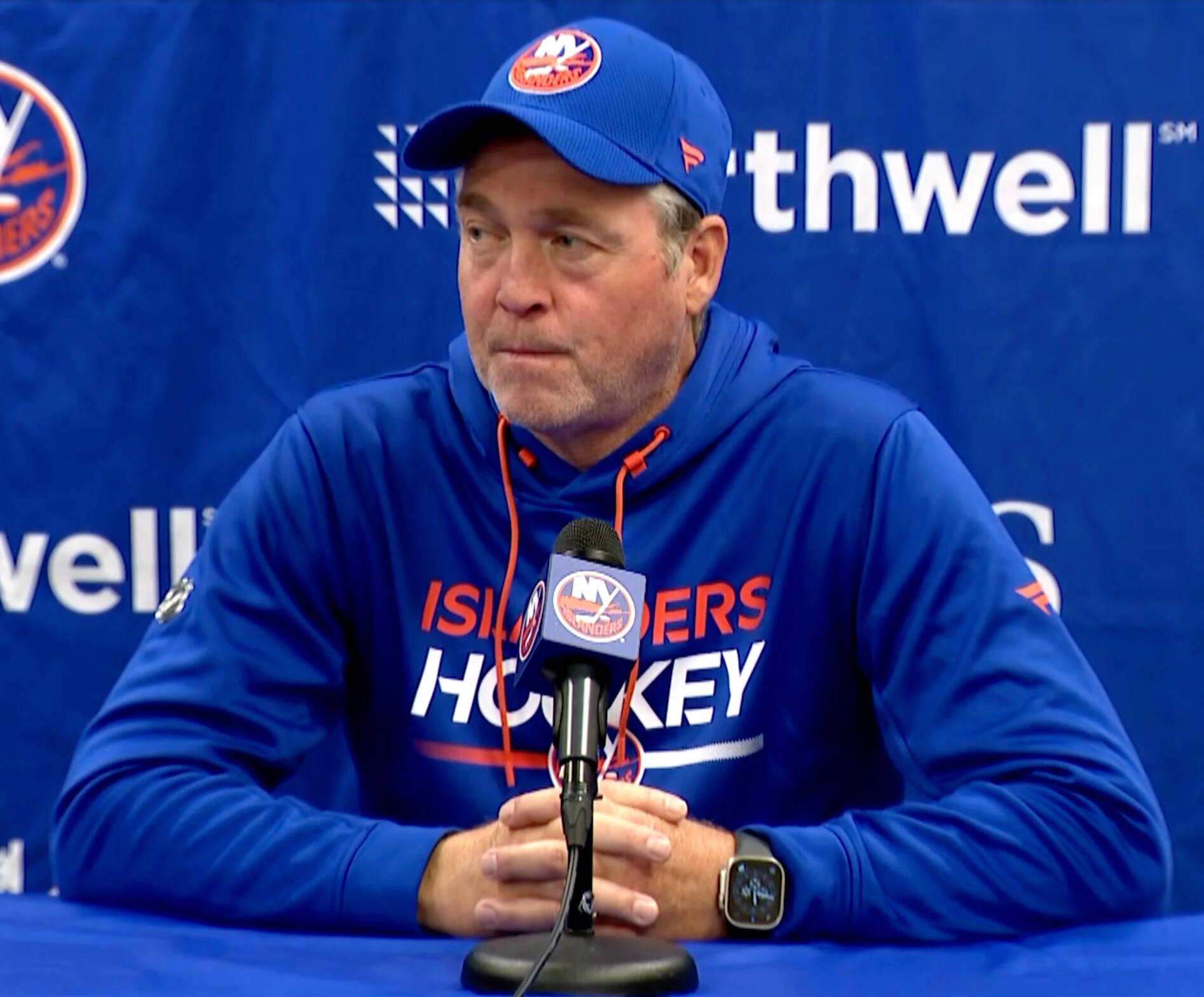 [À VOIR] Patrick Roy avec les Islanders: un nouveau look à la demande de son directeur général ...