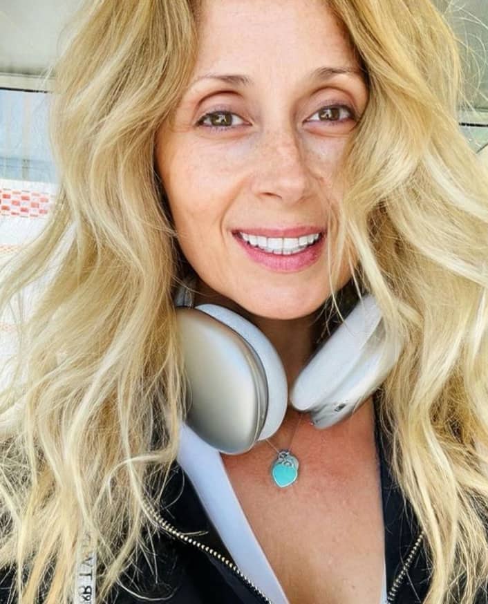 Lara Fabian, éblouissante, pose nue dans l’eau pour une raison bien ...