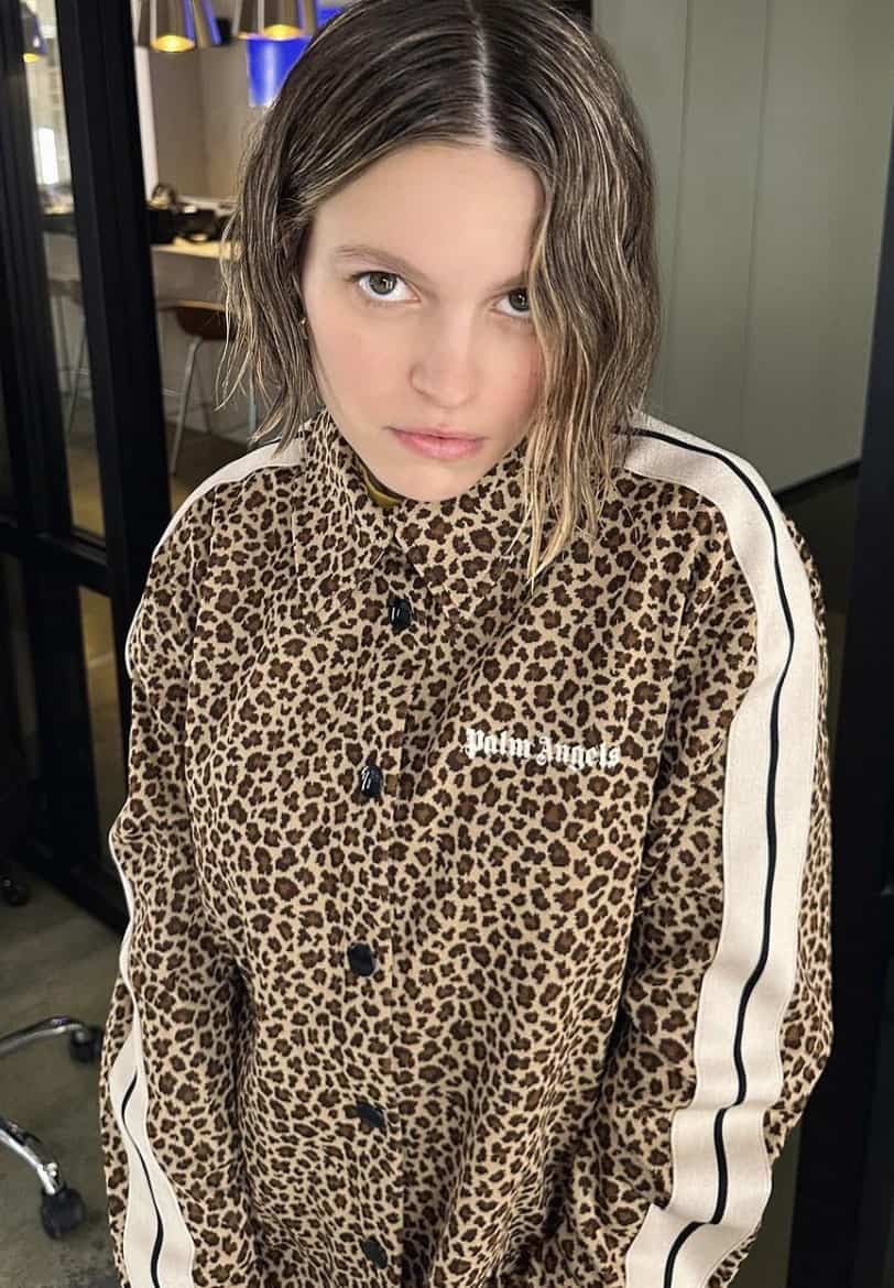 Sarah-Jeanne Labrosse fait une apparition remarquée sur le tapis rouge ...