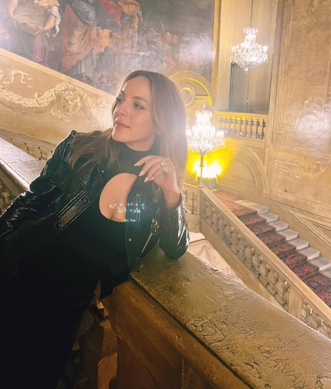 Monia Chokri dans un ensemble crop top en denim lunaire qui rappelle ...