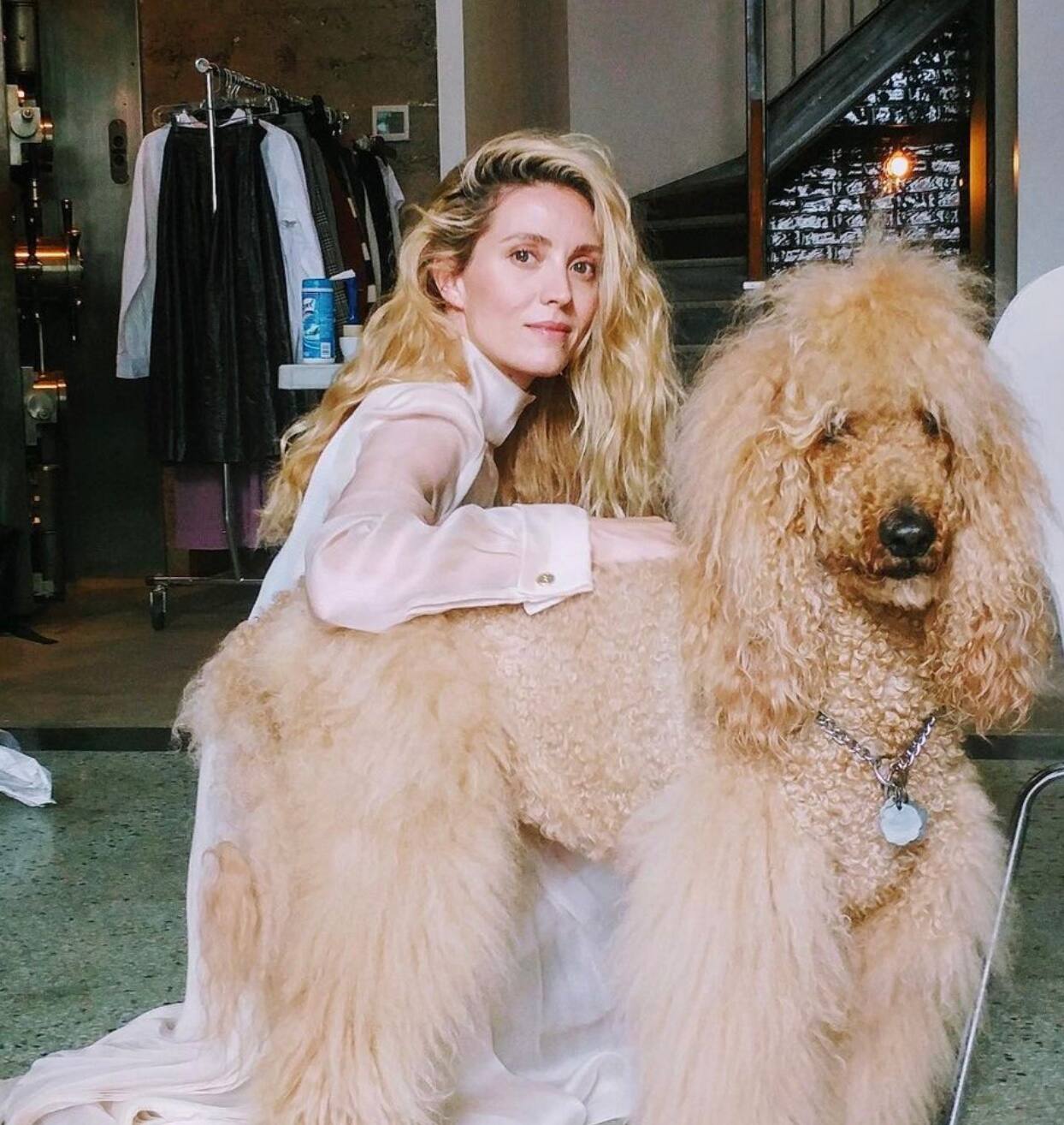 Evelyne Brochu, radieuse dans une robe de soie au Château Frontenac ...