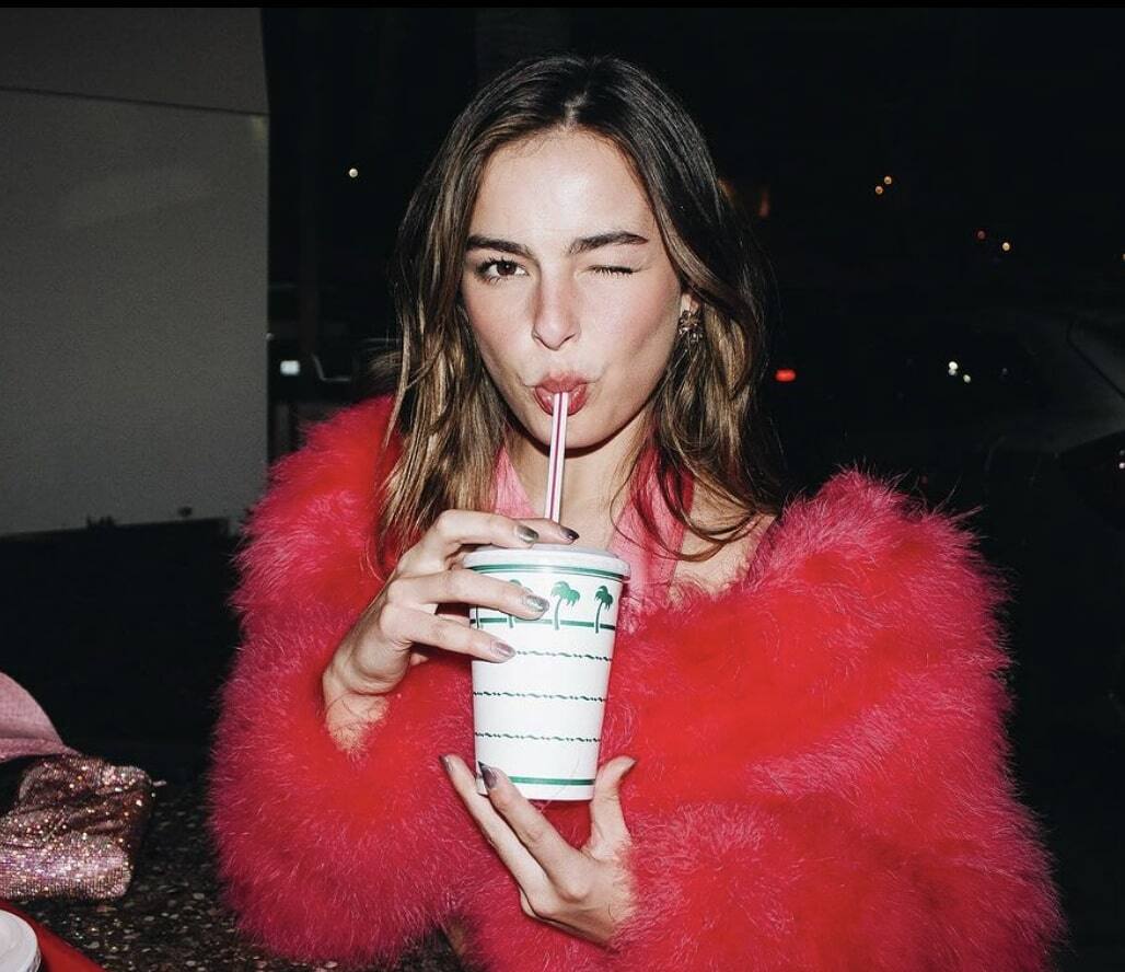 Addison Rae choque en couvrant ses seins uniquement de canettes de ...