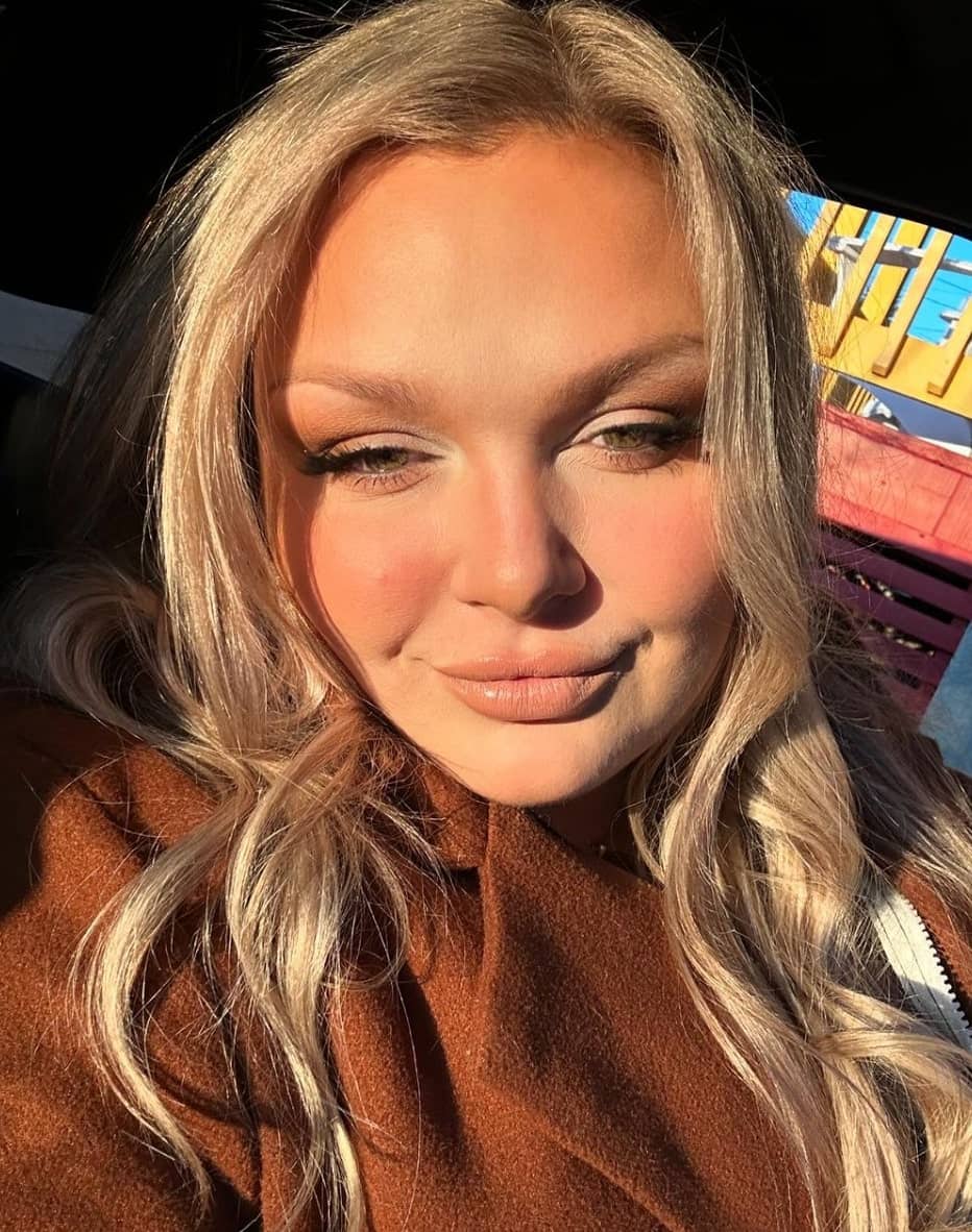 Izzi Poopi est irrésistible dans une combinaison décolletée jusqu’au ...