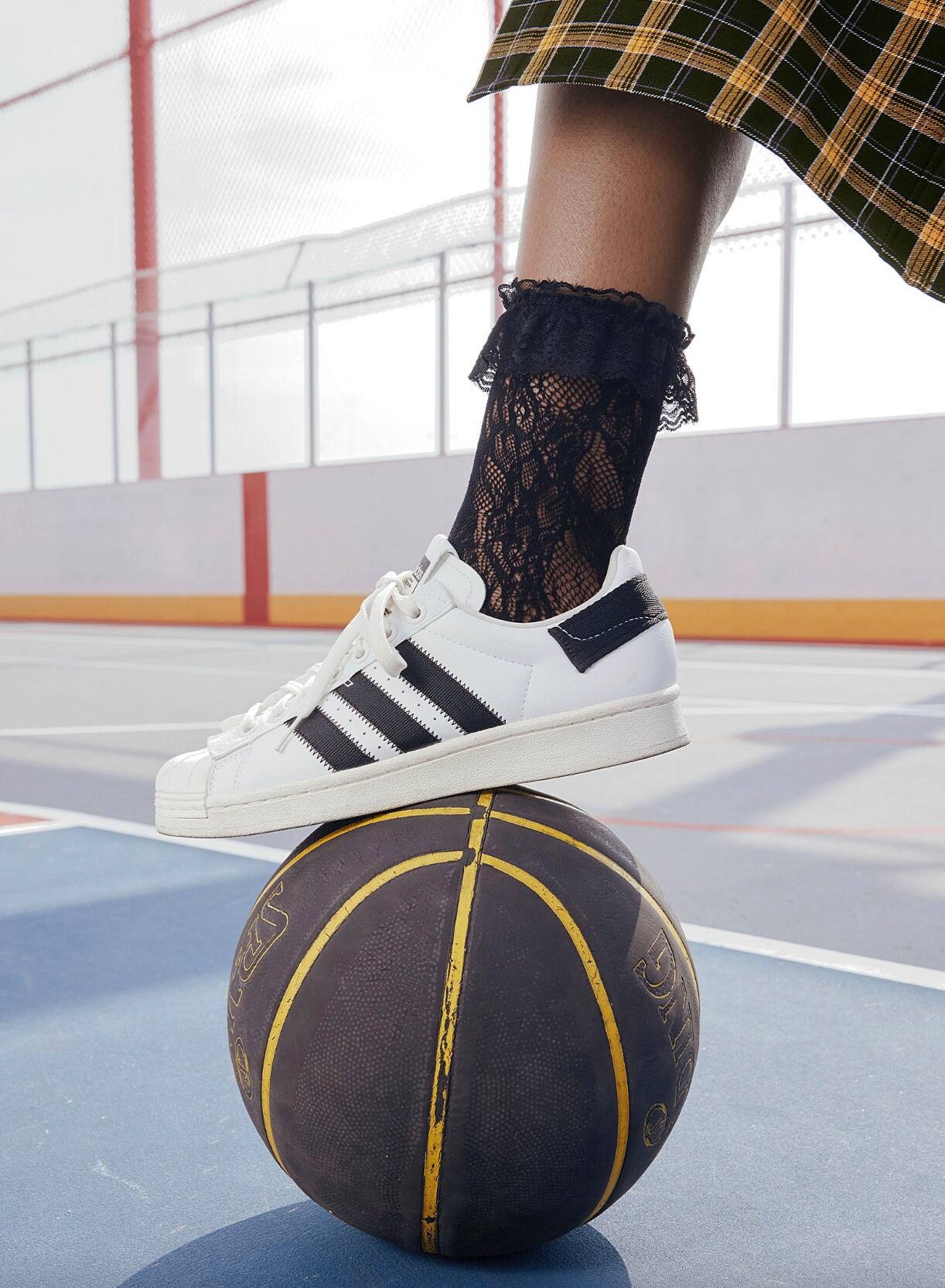 Adieu les «bas courts», voici les bas qui sont maintenant à la mode ...